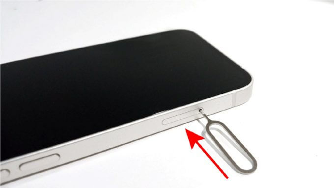 iPhoneのSIMカードが取り出せない！原因と対処法：SIMピンの代用品の例も紹介 - OTONA LIFE | オトナライフ